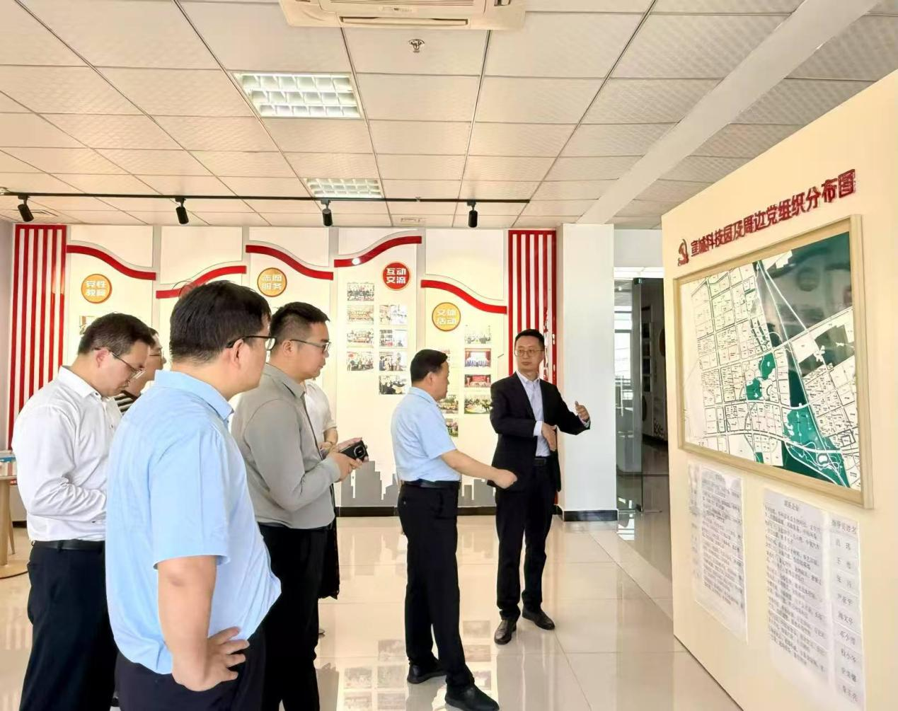 经济学院赴开盛控股集团有限公司开展联合党建与实践基地揭牌活动