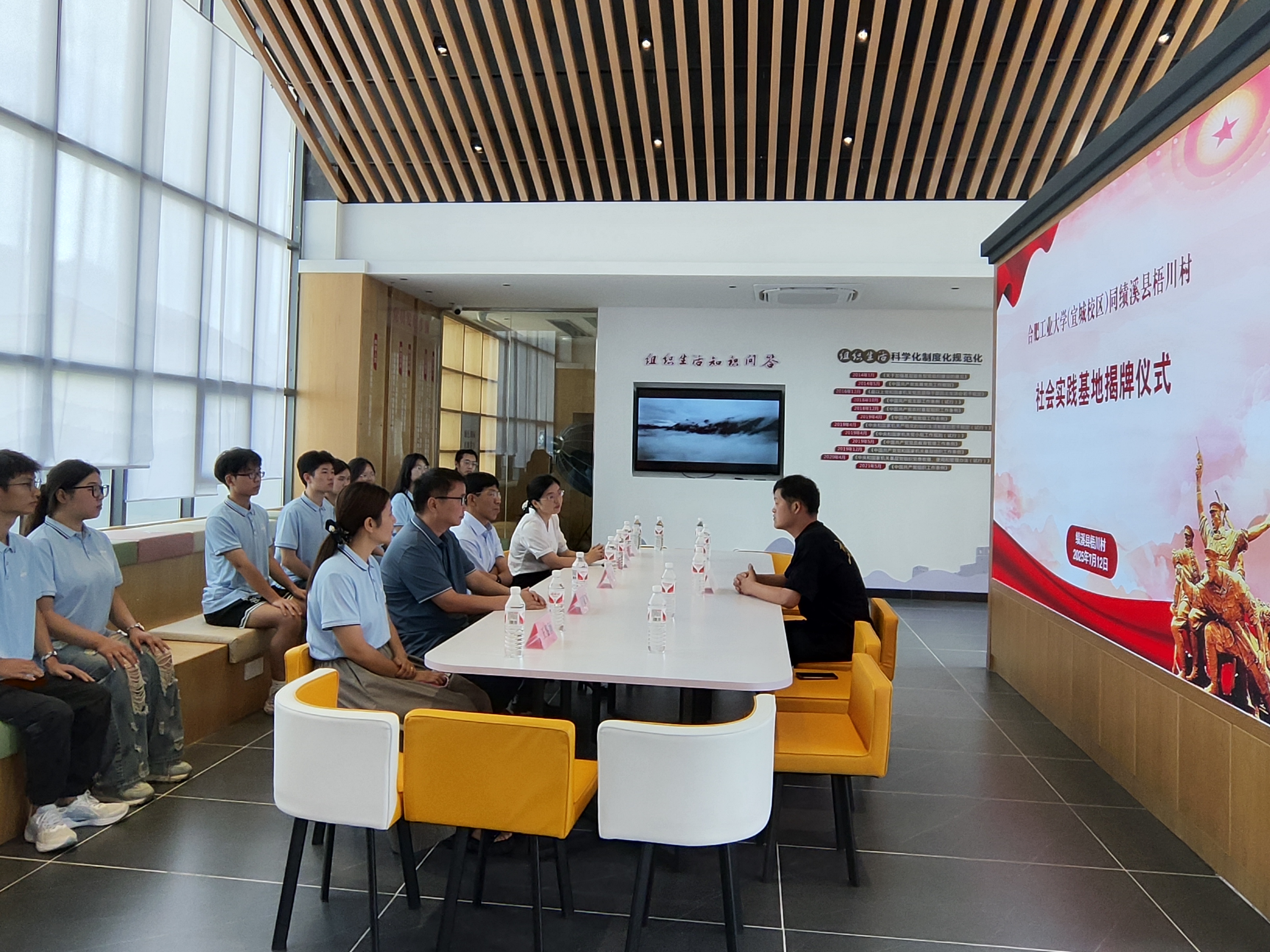 校区领导看望慰问暑期社会实践师生并开展访企拓岗活动