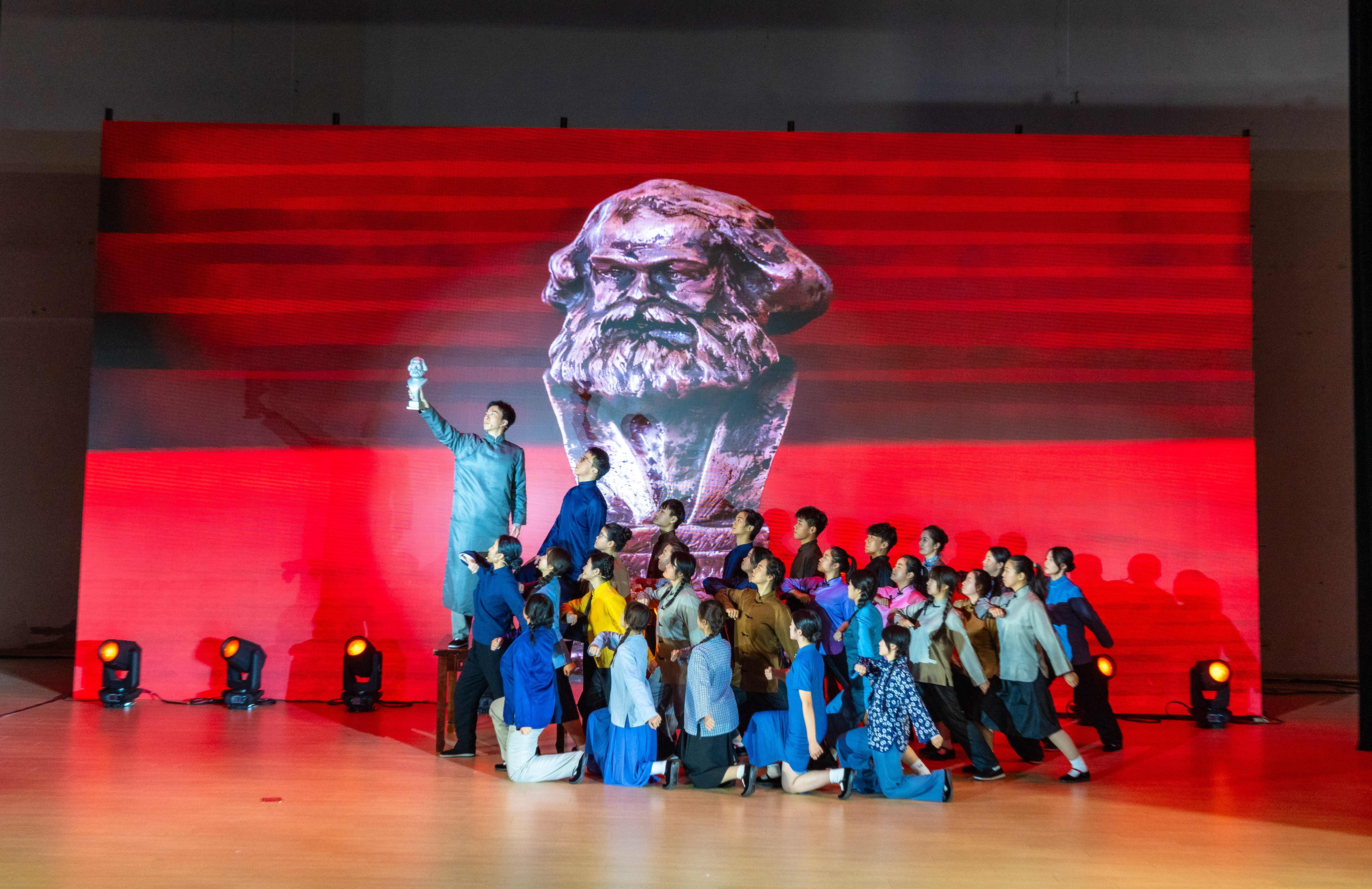 校区举办原创舞台剧《守护六号银像》展演